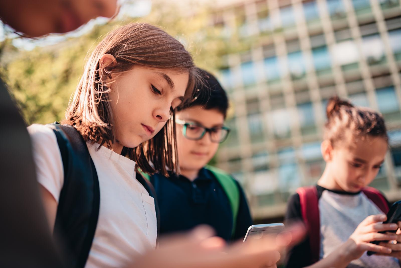 „Contract” cu 15 reguli pentru a-i permite copilului să aibă un telefon ...