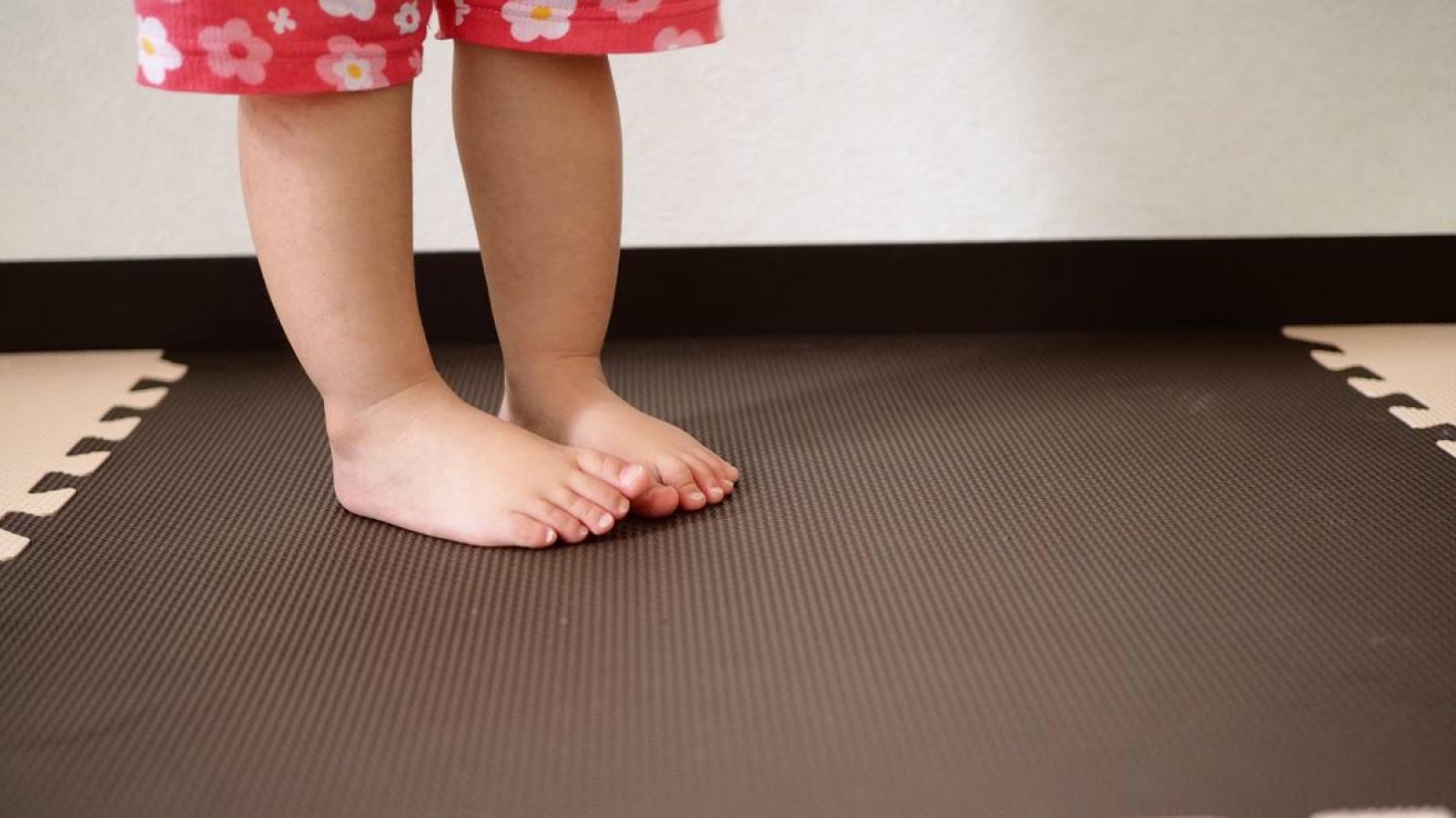 ”Degete de porumbel”: Ce să faci când copilul tău merge cu degetele de ...