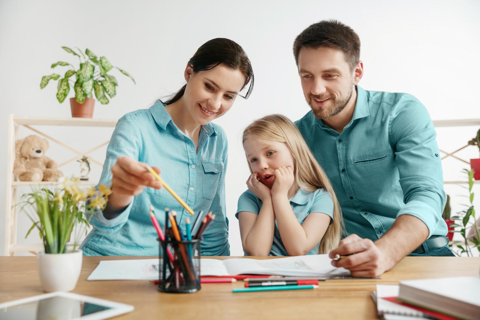 7 motive pentru care NU ar trebui să faci temele cu copilul, conform ...