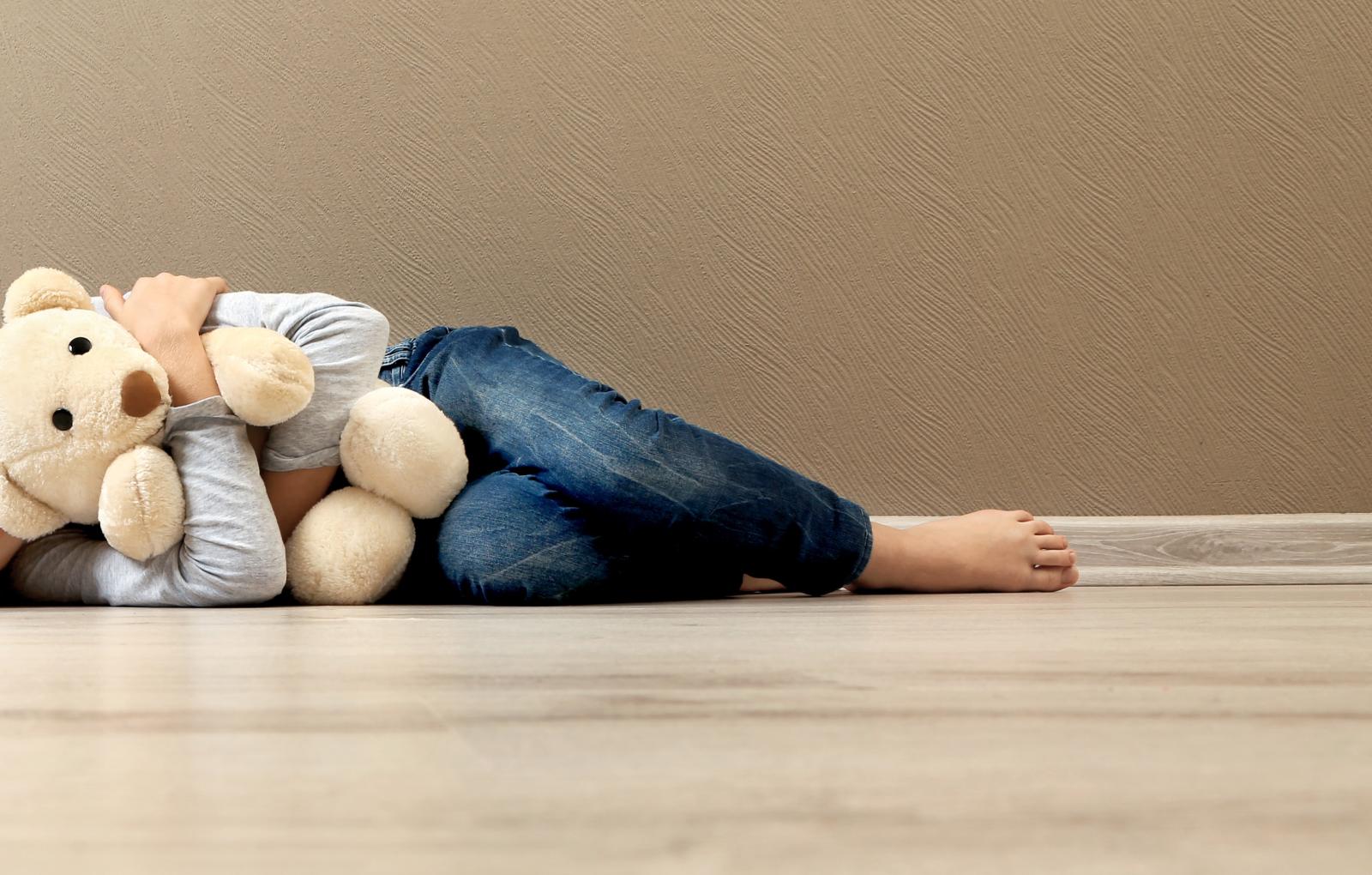 Băiețel de 2 ani, găsit fără viață, ghemuit la picioarele tatălui său ...