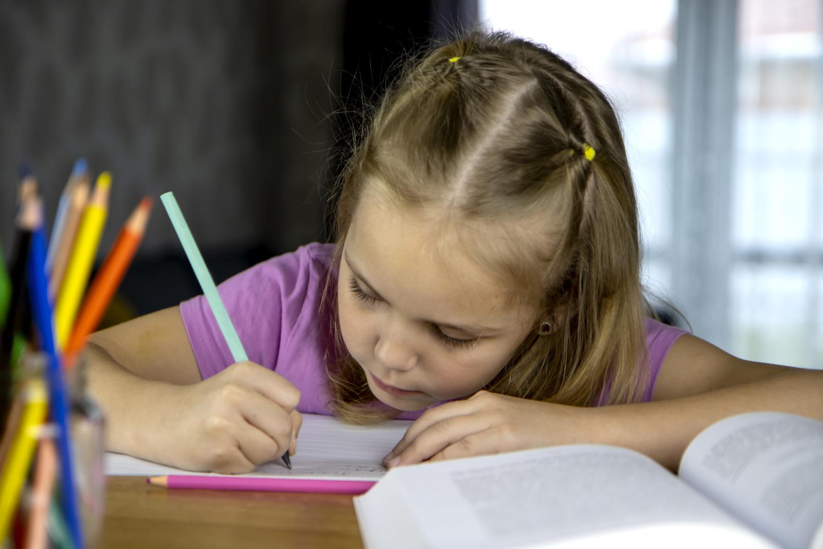 Copilul scrie litere și cifre invers: Când este normal și când devine o ...