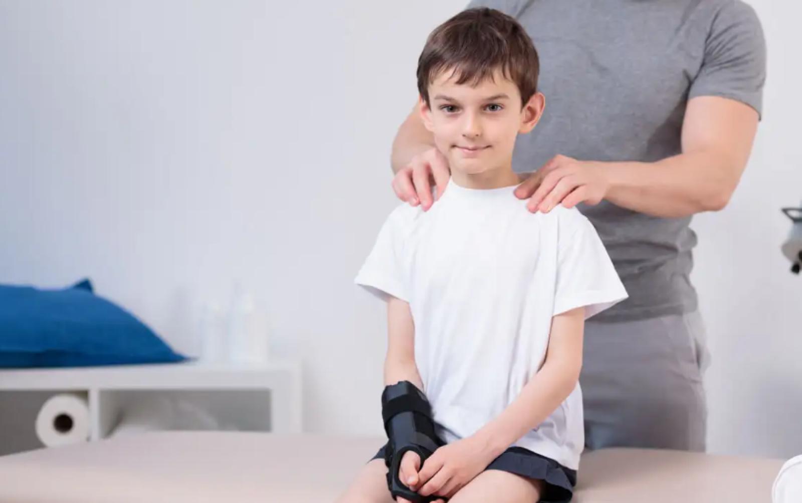 Cum să îngrijești corect o entorsă a încheieturii mâinii la copii ...