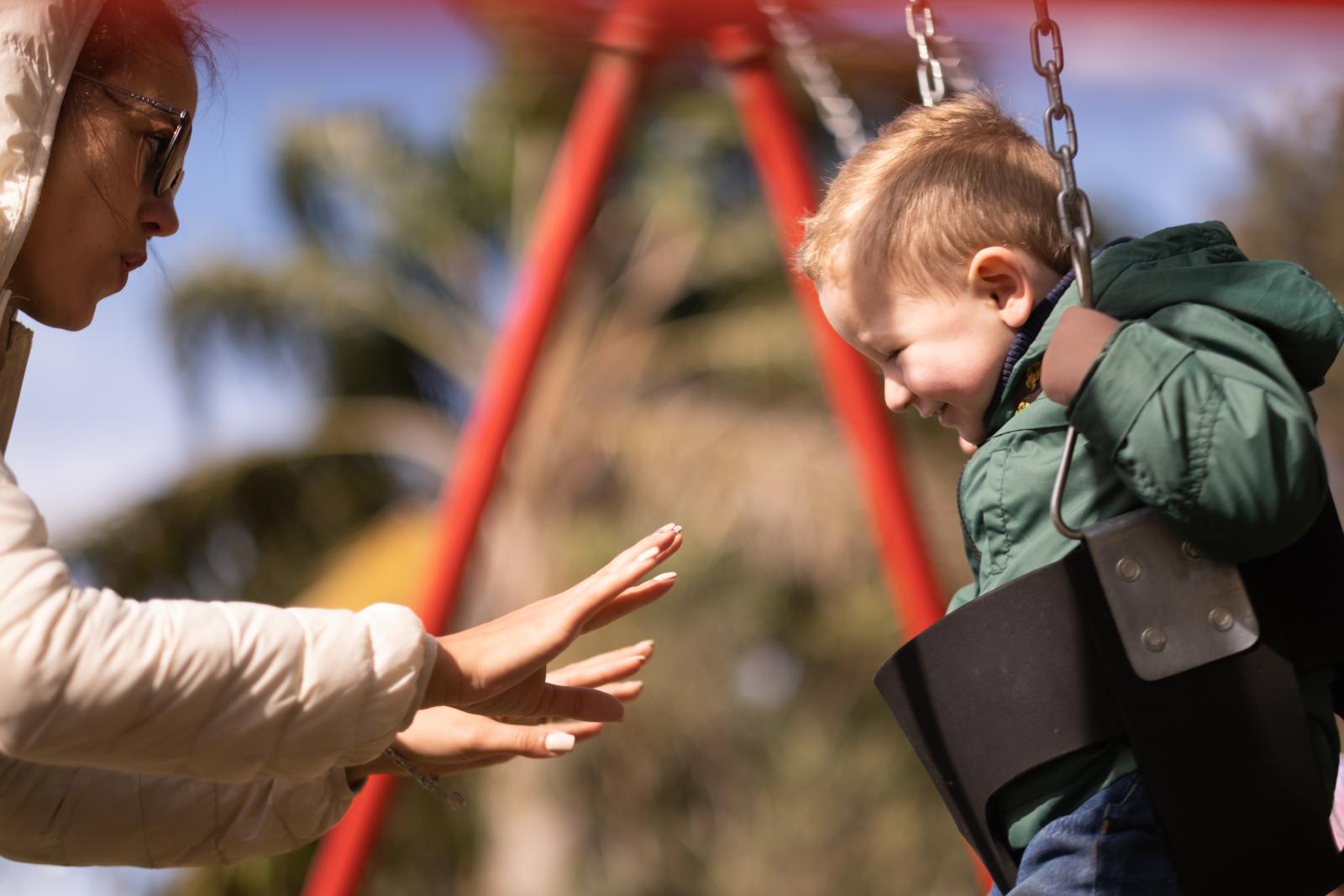 Toate secretele pentru a-ți crește copiii cu atașament sigur! Ghid ...