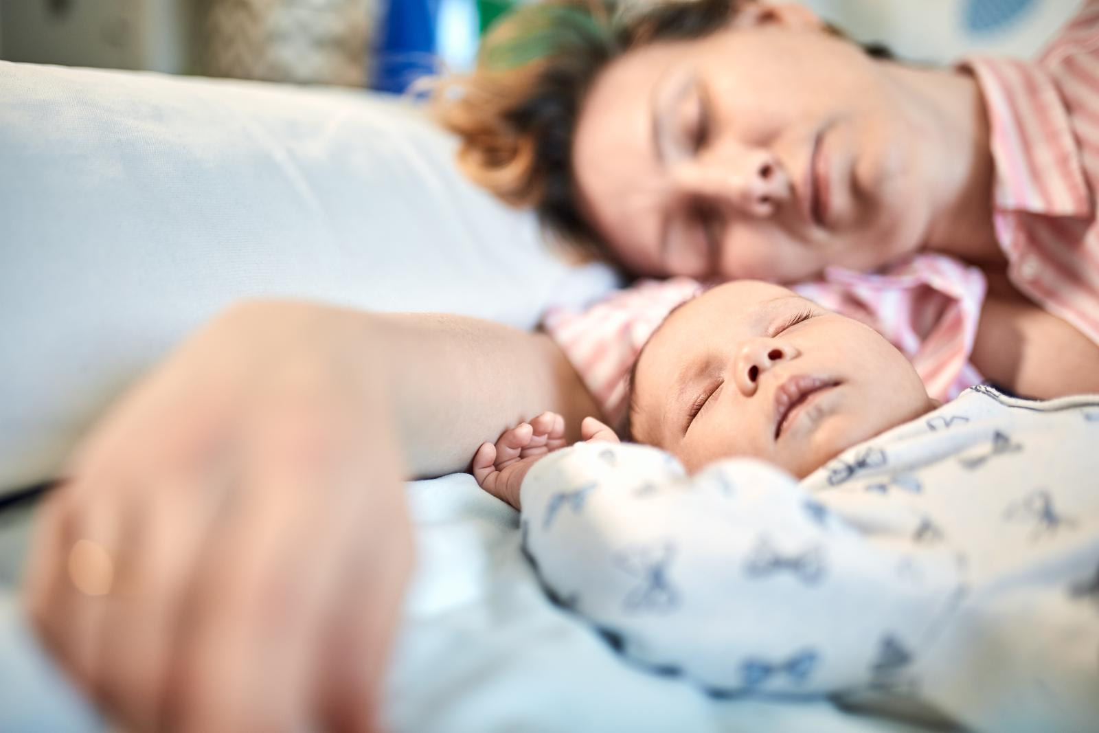 Co-sleeping, bed-sharing? Sleep consultant Diana Rațiu: "This is the reality that needs to be ...