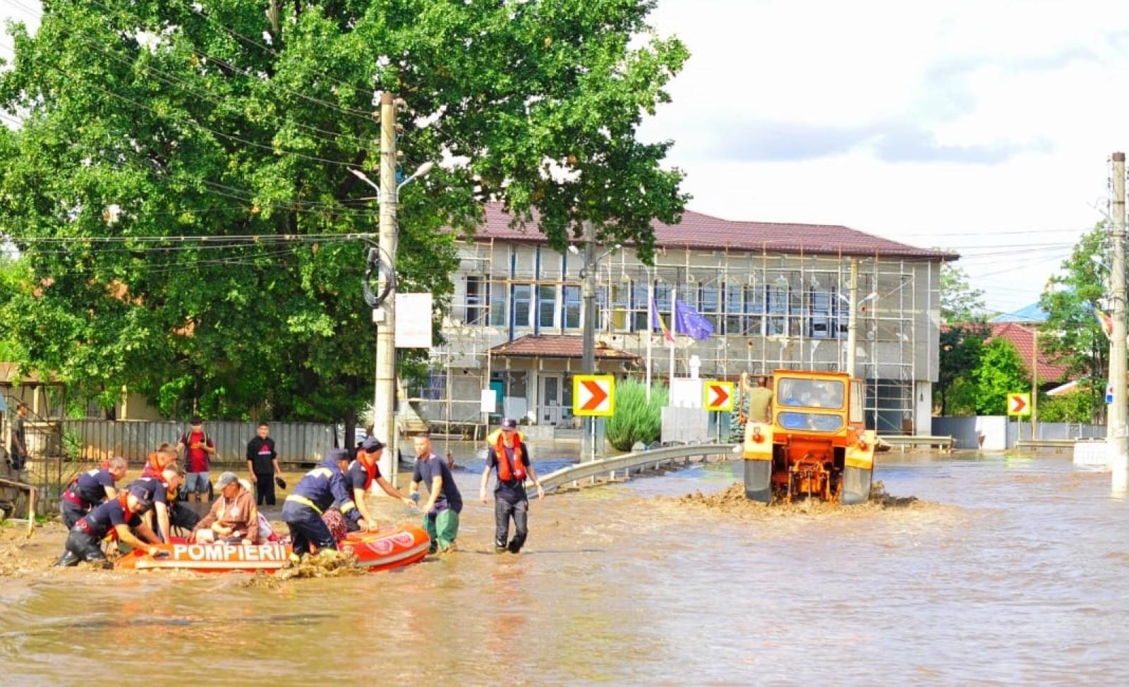 Zeci de școli închise în Galați din cauza inundațiilor. Lista completă ...