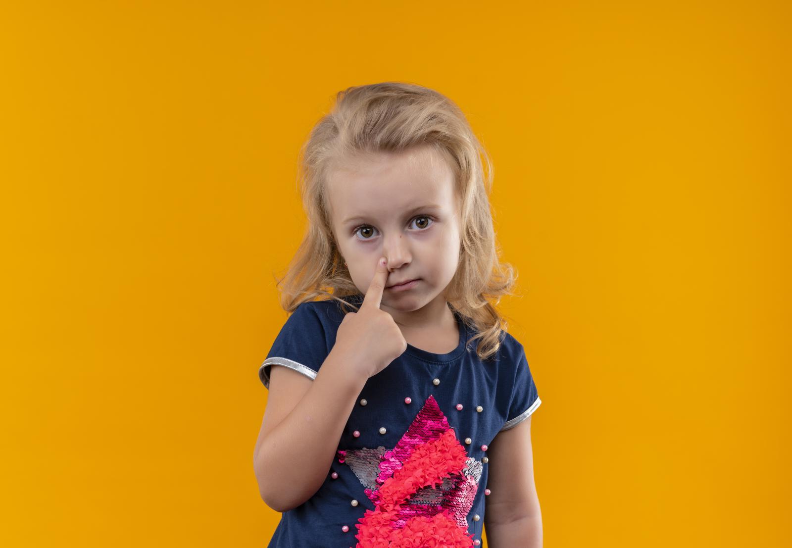 Copilul își bagă degetul în nas? Ce spune știința despre acest gest ...