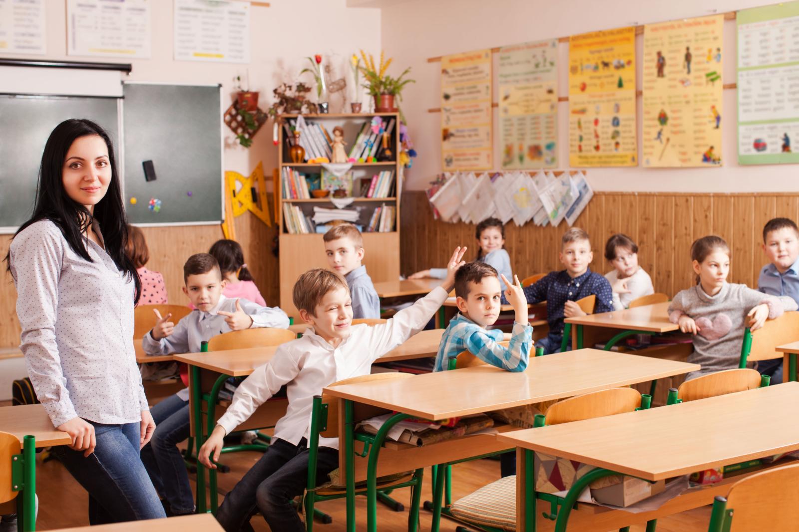 Profesorii care își lasă amprenta asupra elevilor: Cei patru factori ...