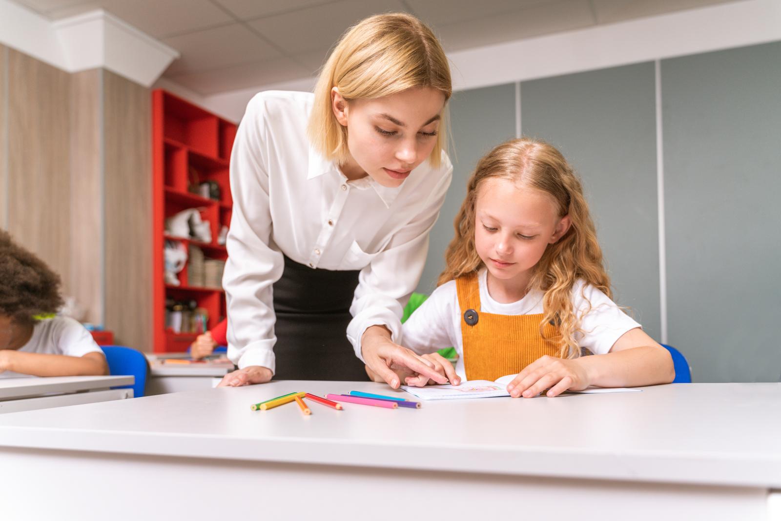 Profesorii care predau pe baza „growth mindset” îmbunătățesc succesul ...