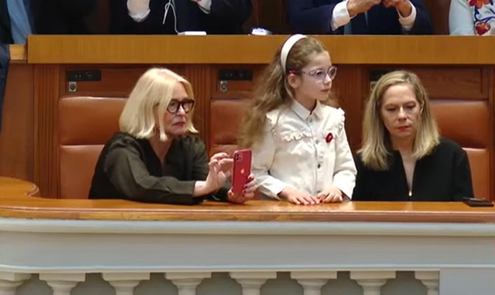 Cum a trăit o fetiță de 9 ani ziua în care tatăl ei a devenit ...