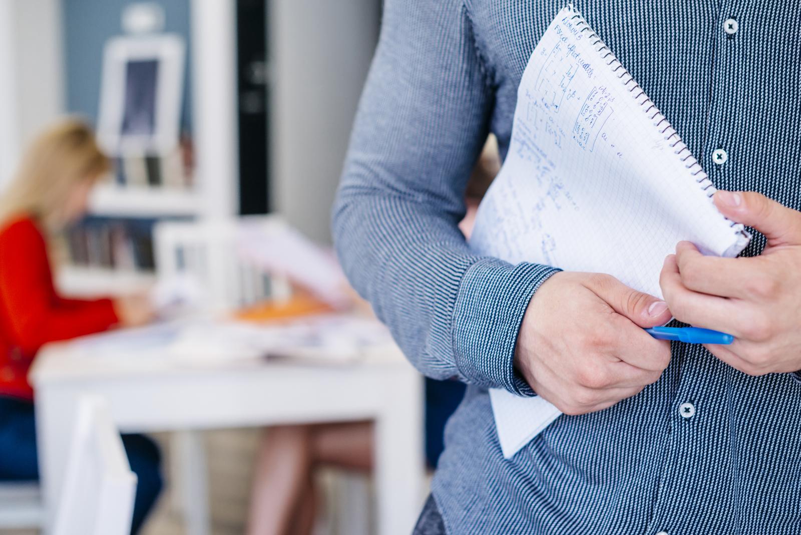 Scene șocante într-un liceu din Galați: profesor snopit în bătaie ...